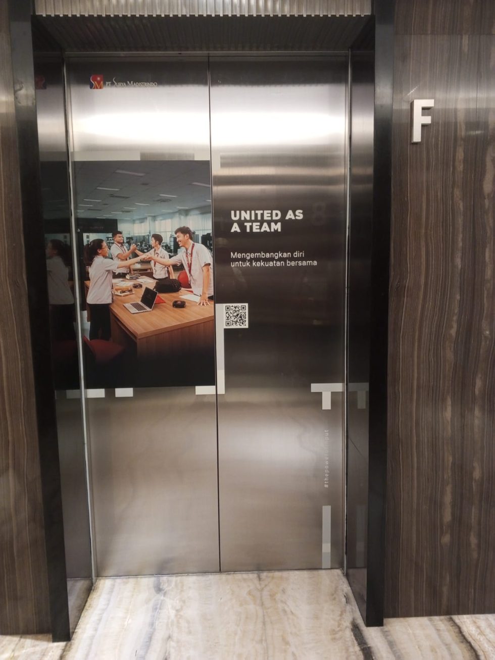 Pemasangan Sticker Lift - DEWAPRINT.COM